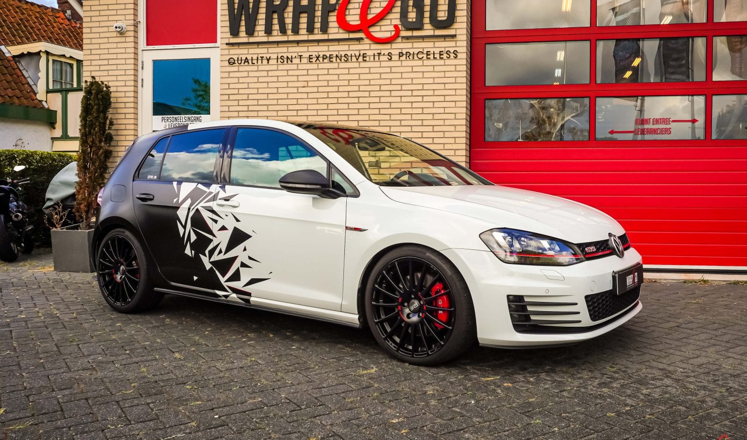 VW Golf GTI 3M Satin Black Design Wrap | 3M Gecertificeerd Car Wrapper ...
