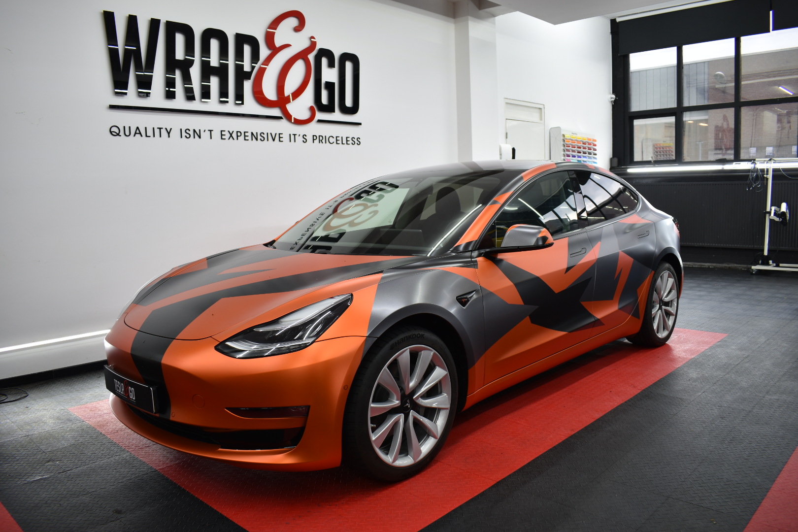 Tesla Model 3 Orange / Black Camouflage | 3M Gecertificeerd Car Wrapper ...