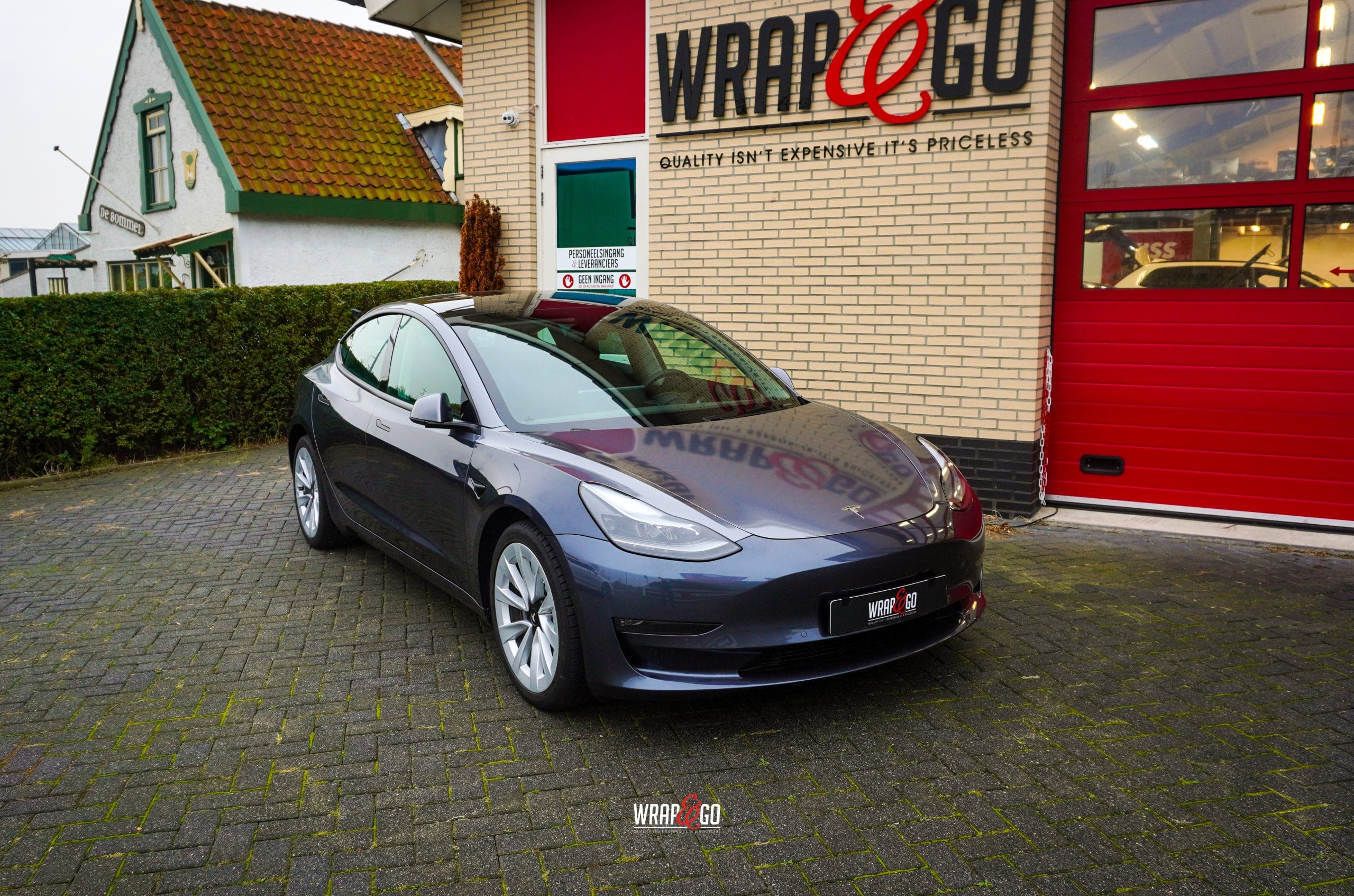 Tesla Model 3 gewrapt in two-tone 3M Gloss Anthracite