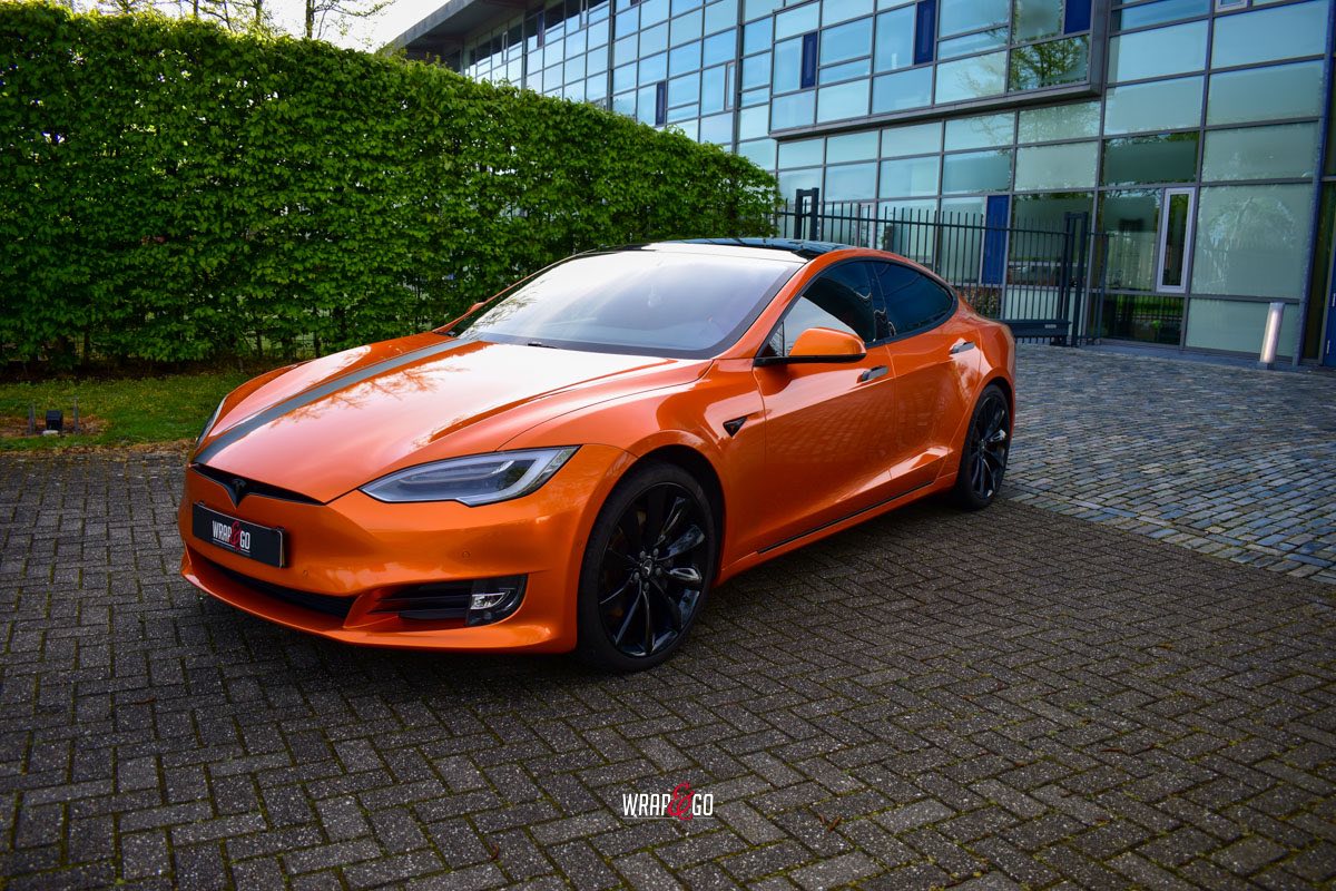 Oracal Mandarin Orange car wrap op Tesla Model S